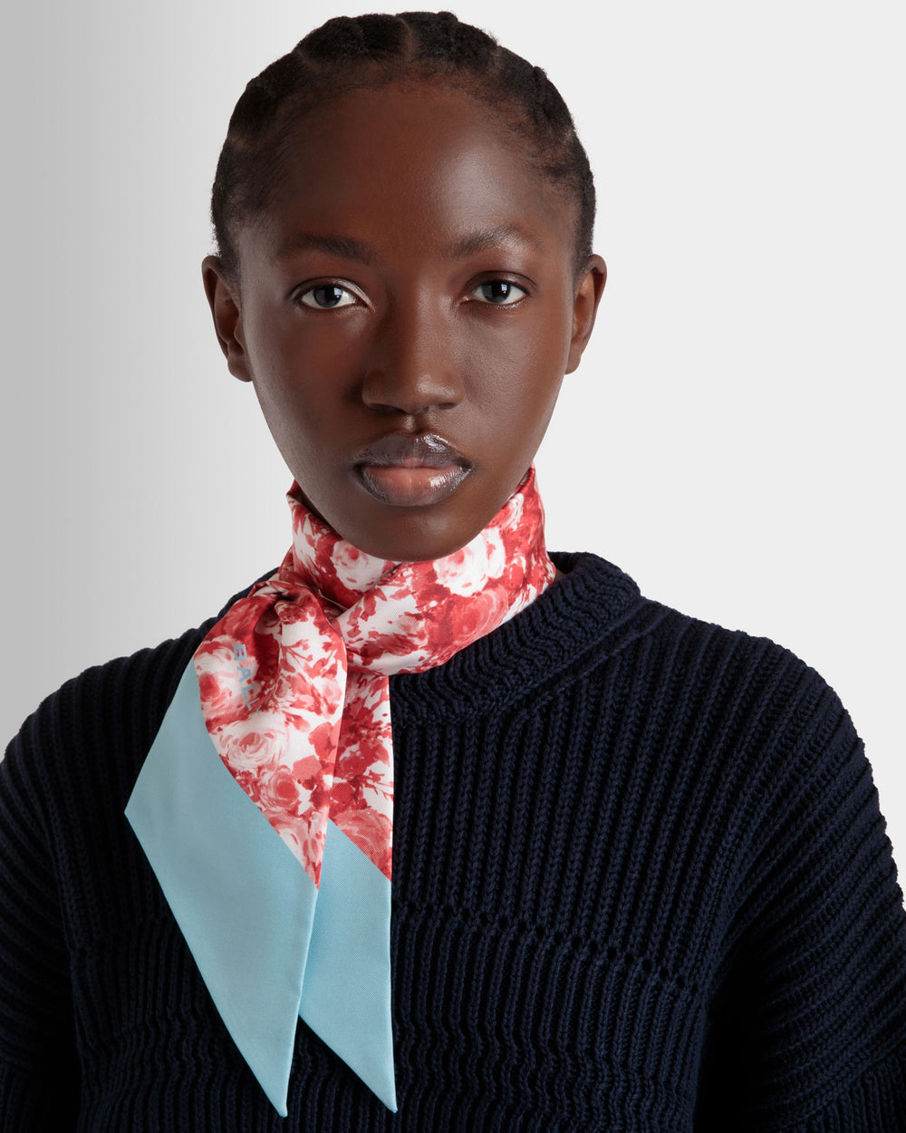 Women's Rojo Neck Bow with a Rosengarten Print in Red Silk | Bally Global